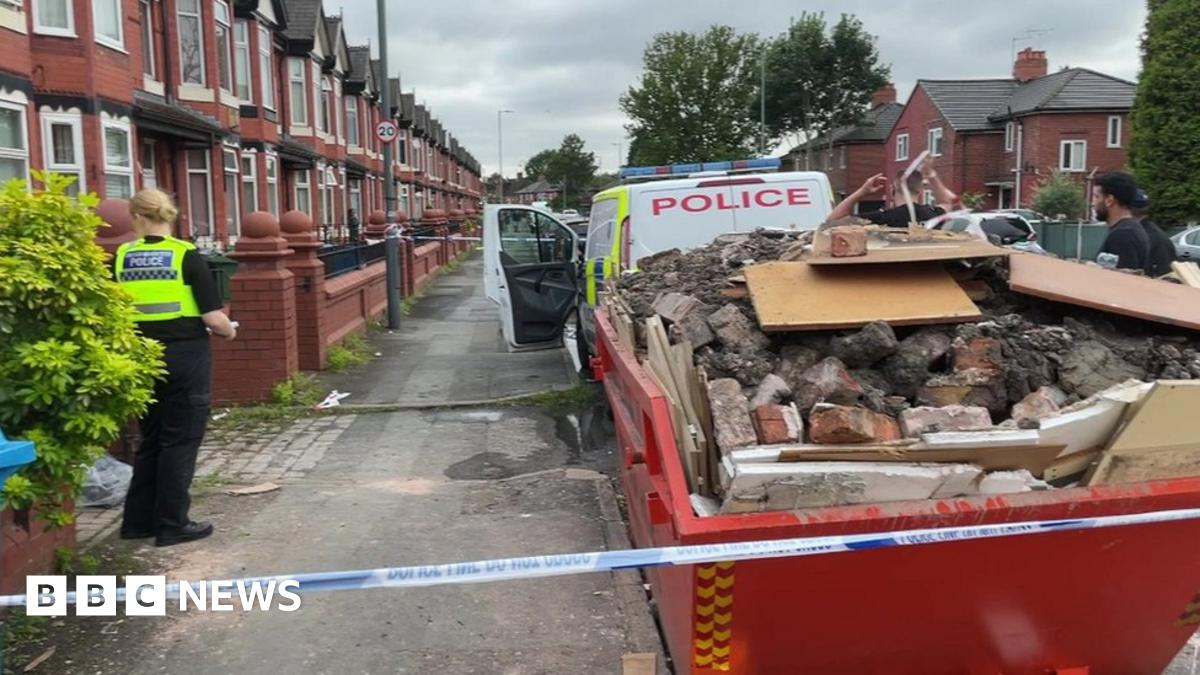Manchester: Workman dies as wall collapses at house - BBC News