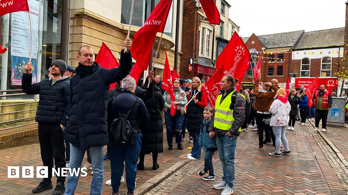 Striking Lincolnshire food factory workers march through town - BBC News