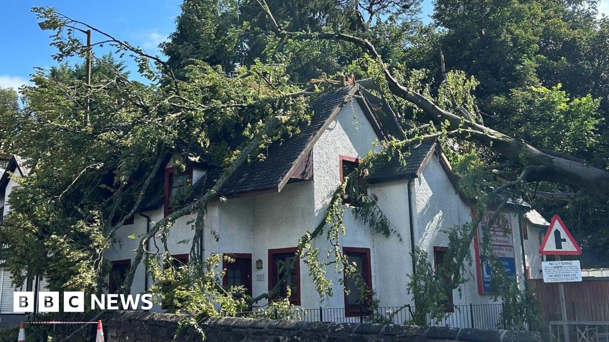 Storm Floris: Thousands spend second night without power - BBC News