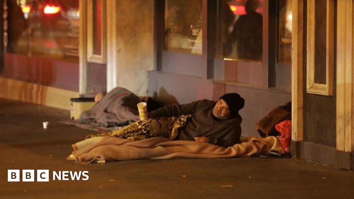 Surrey: Guildford sleep-out to raise money for homeless charity - BBC News