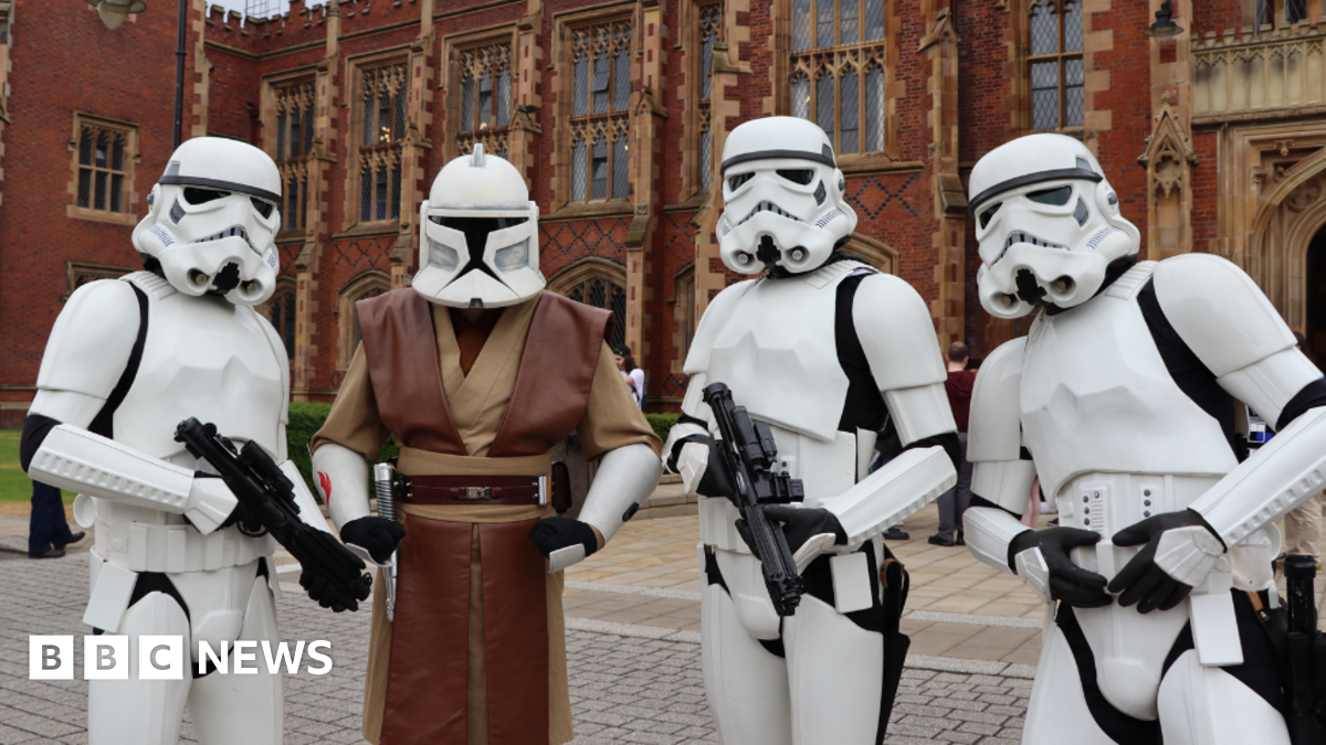Q-Con: Belfast gaming, anime and cosplay convention returns - BBC News