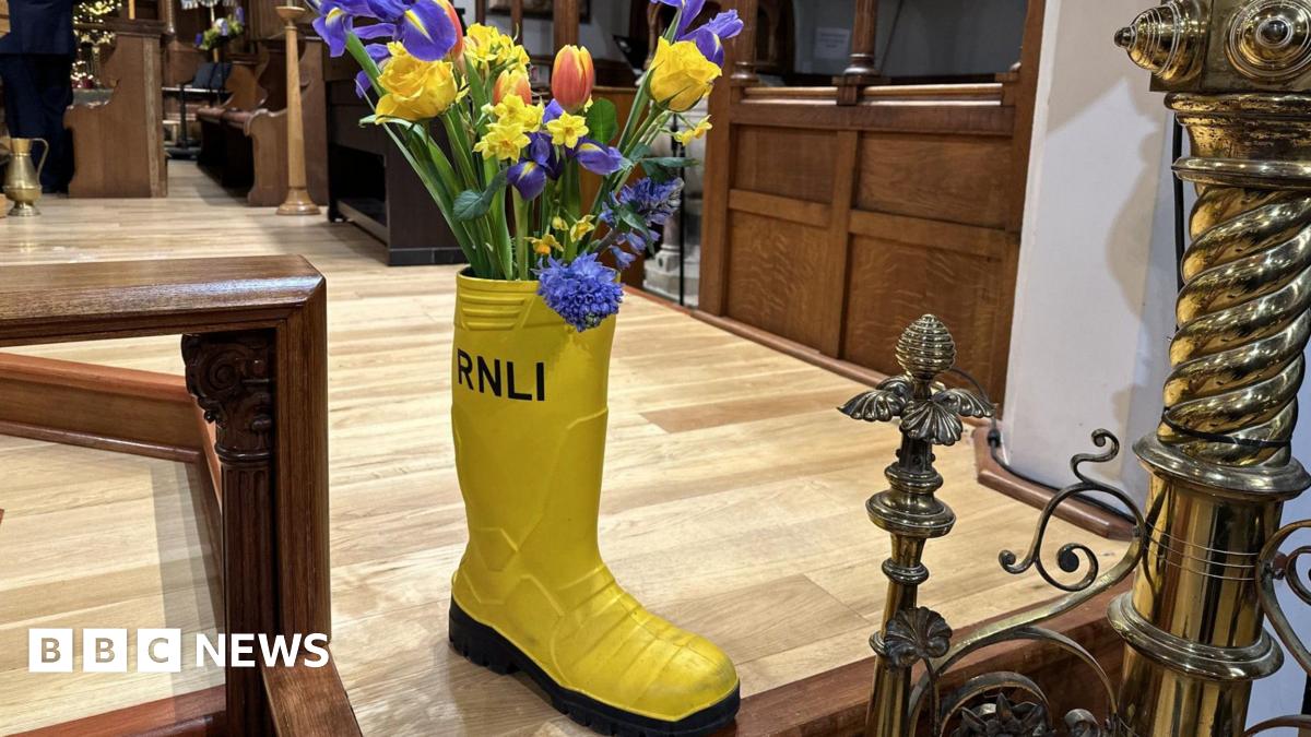 Service in Douglas commemorates legacy of RNLI founder - BBC News