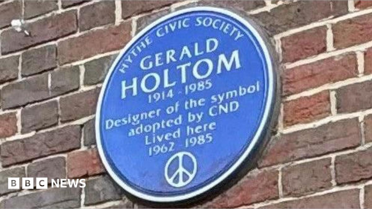 Kent: Designer of CND peace sign honoured with Hythe blue plaque - BBC News