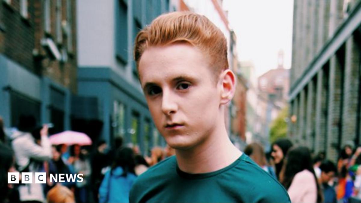 In pictures: Gender blending at London Fashion Week - BBC News