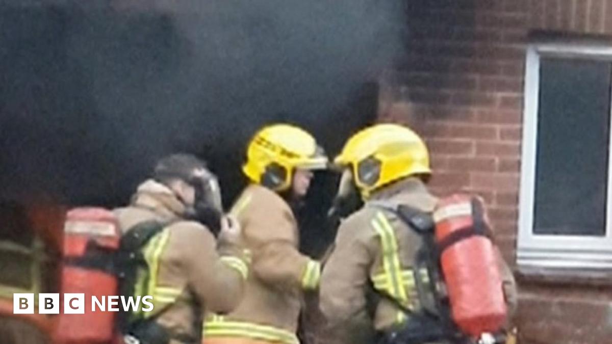 Gateshead fire: Three people arrested over flats 'arson' - BBC News