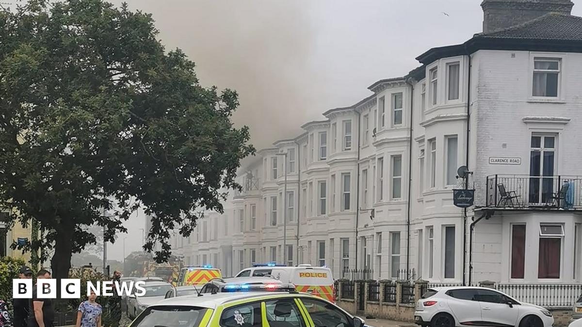 Great Yarmouth: Forty firefighters tackle building blaze - BBC News