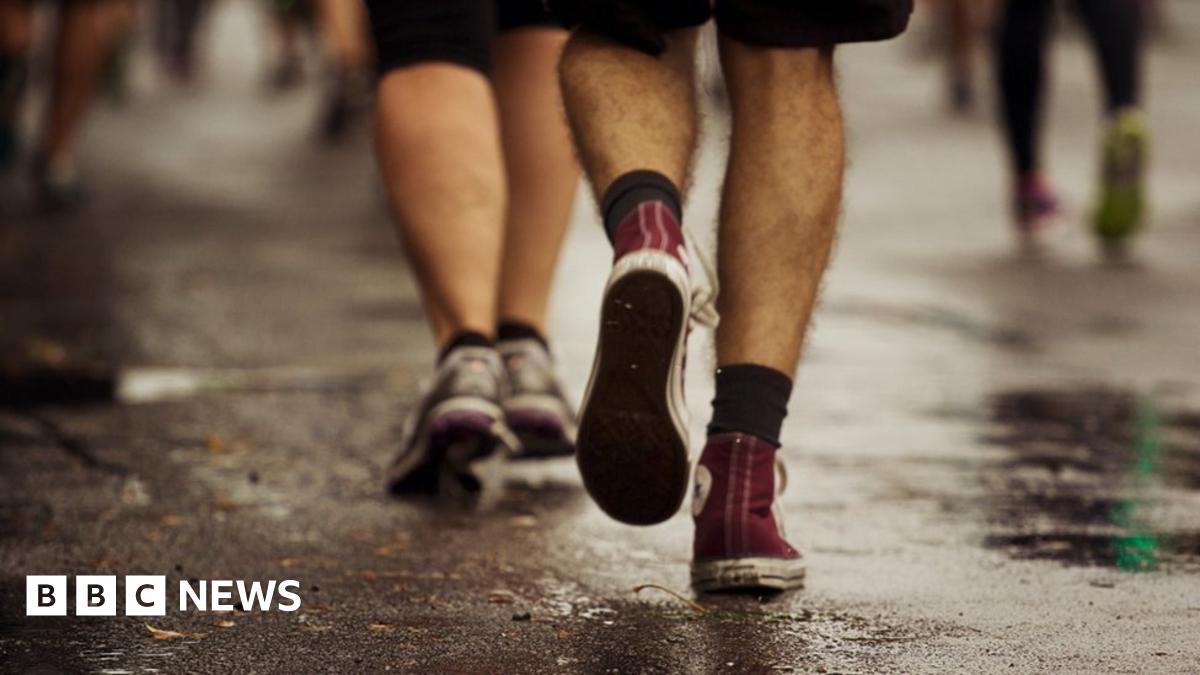 Man banned for 'not running' Hull Marathon - BBC News