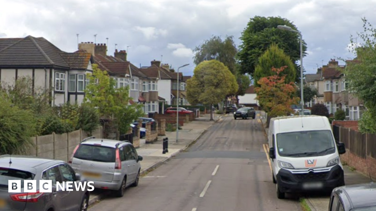 Romford house fire: Man dies following blaze - BBC News