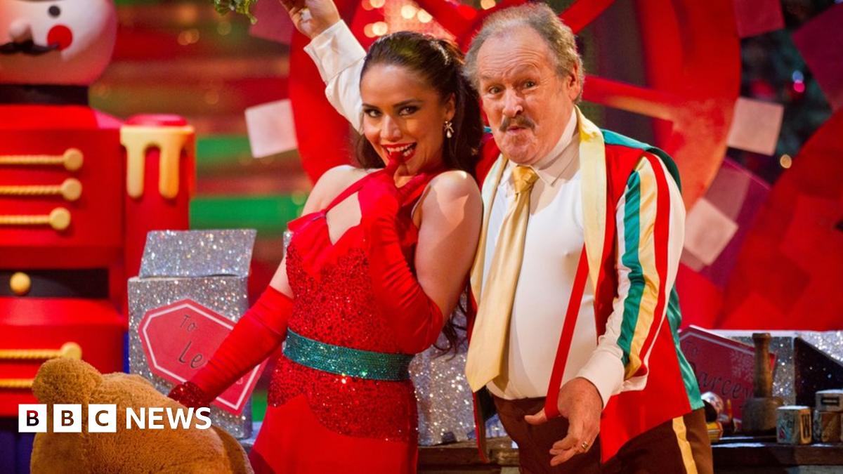 Bobby Ball: Lytham statue to capture 'iconic' braces twang - BBC News