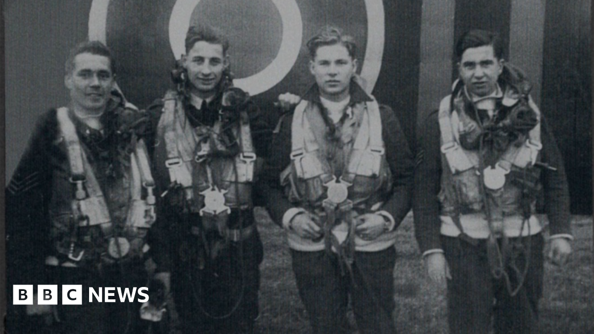 World War Two: RAF crash near Nottingham remembered 80 years on - BBC News