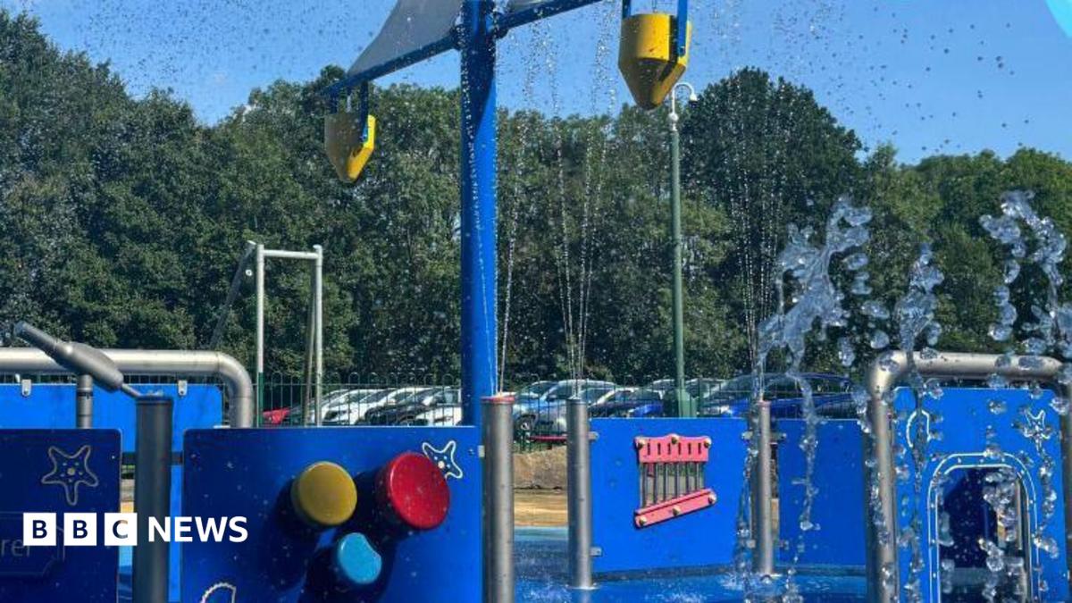 Two Nottinghamshire splash parks to reopen after bacteria found - BBC News