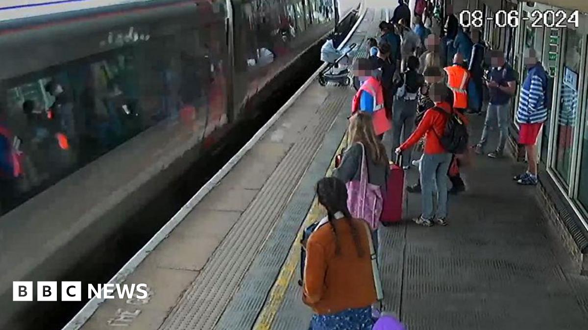 Sloping platform warning after pram hits train at Banbury Station - BBC ...