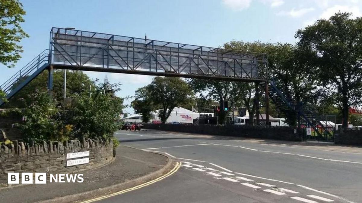 Reinstatement of TT footbridge to be revisited, minister says - BBC News