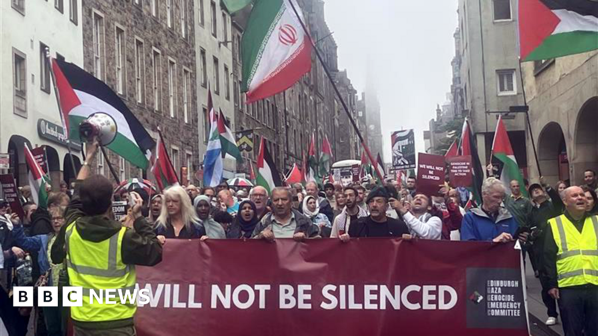 Thousands take to streets in Edinburgh pro-Palestine protest - BBC News