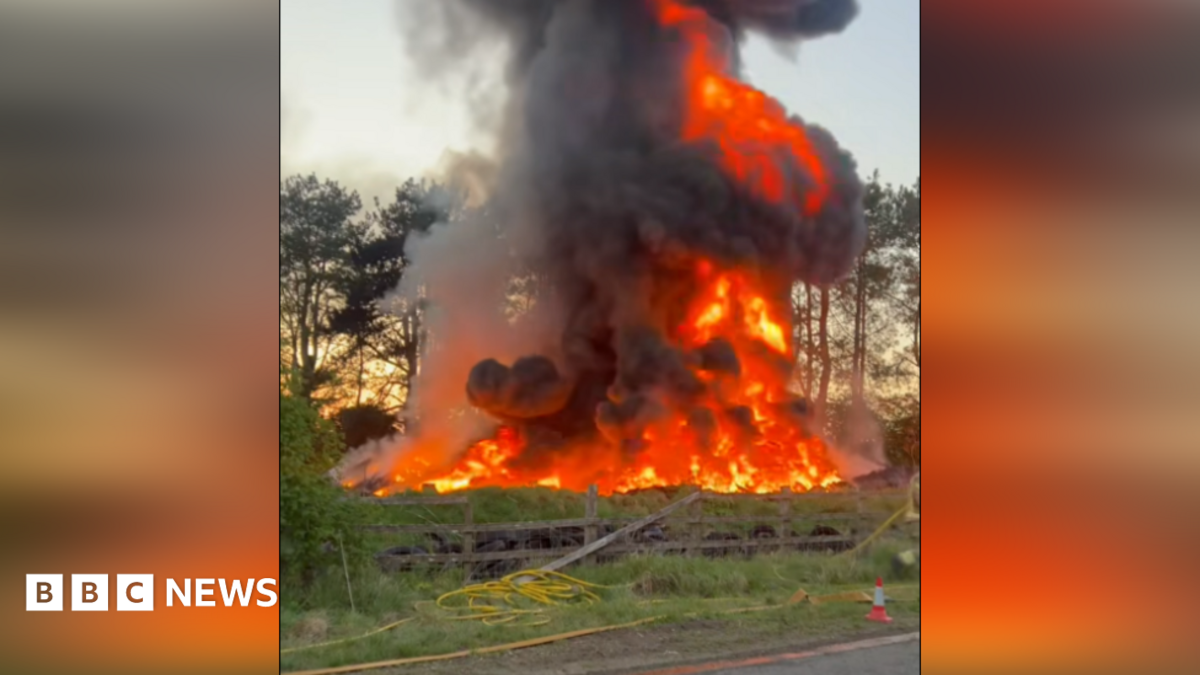 Large tyre fire sends plumes of smoke into sky near Carterton - BBC News