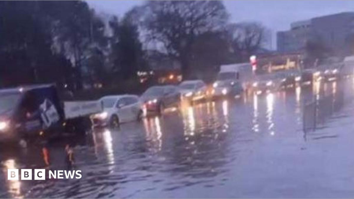 Roundup: Heavy rainfall leads to flooding in Dorset - BBC News
