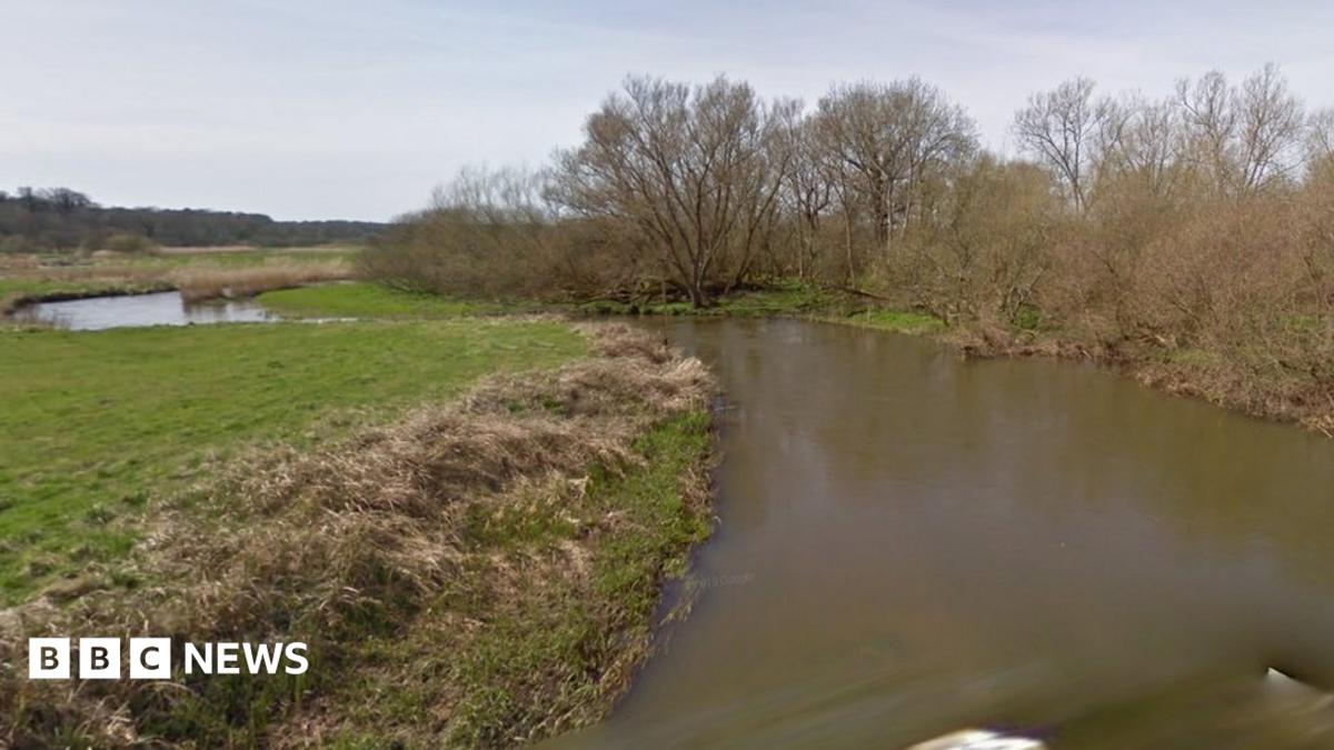 Flood warnings issued across Dorset as river levels rise - BBC News