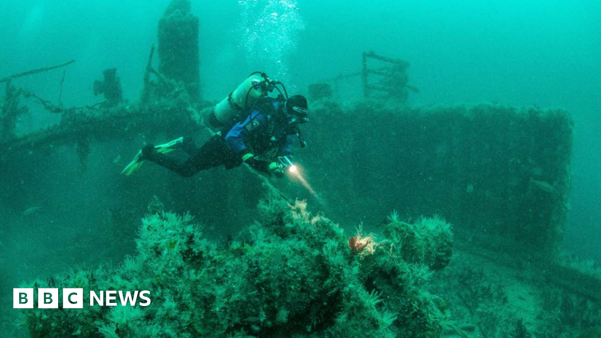 Finding shipwrecks and planes lost at sea - BBC News