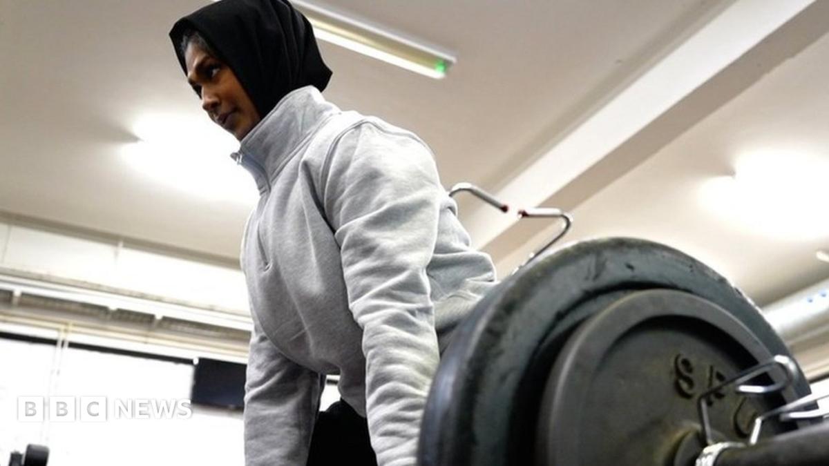 Muslim powerlifter's passion changes sport's dress code - BBC News