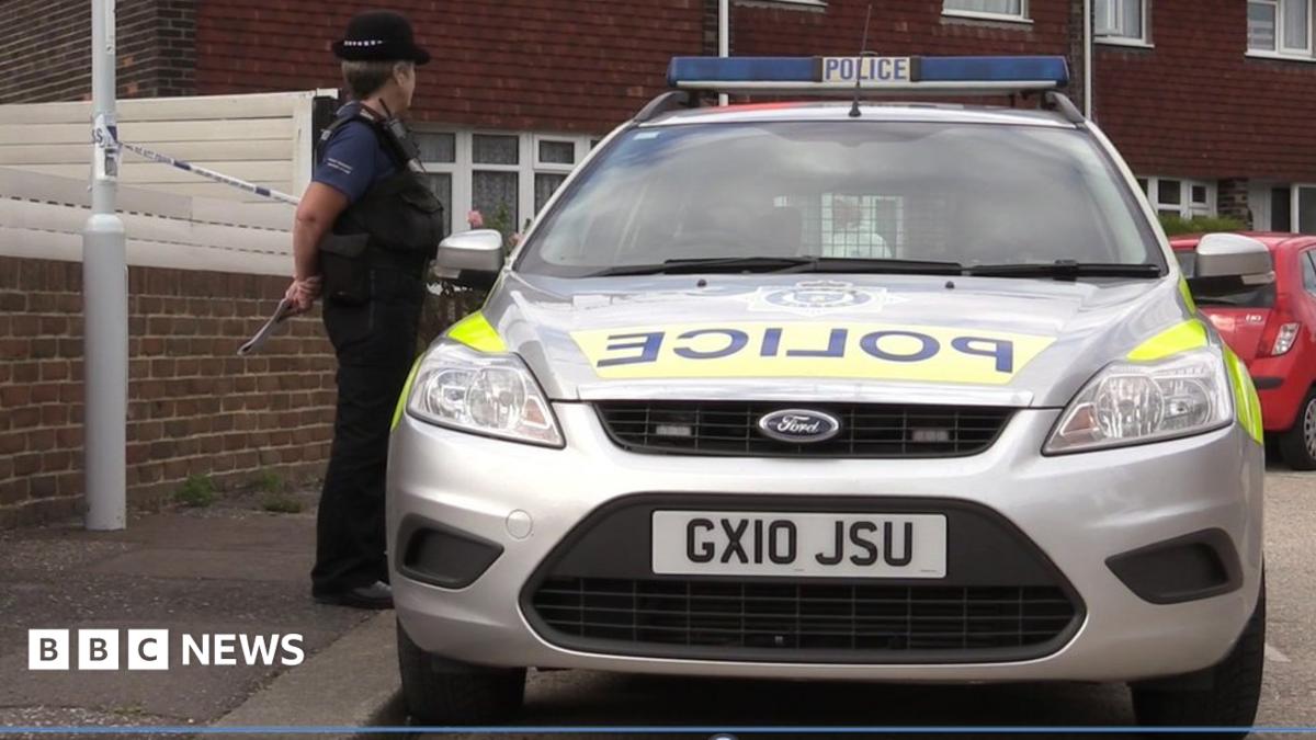Body in doorway prompts Worthing murder probe - BBC News