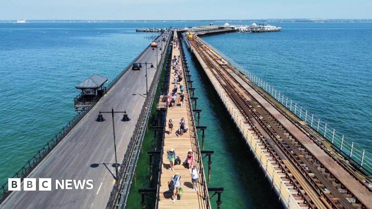 Isle of Wight: Revamp of Ryde Pier transport hub completed - BBC News