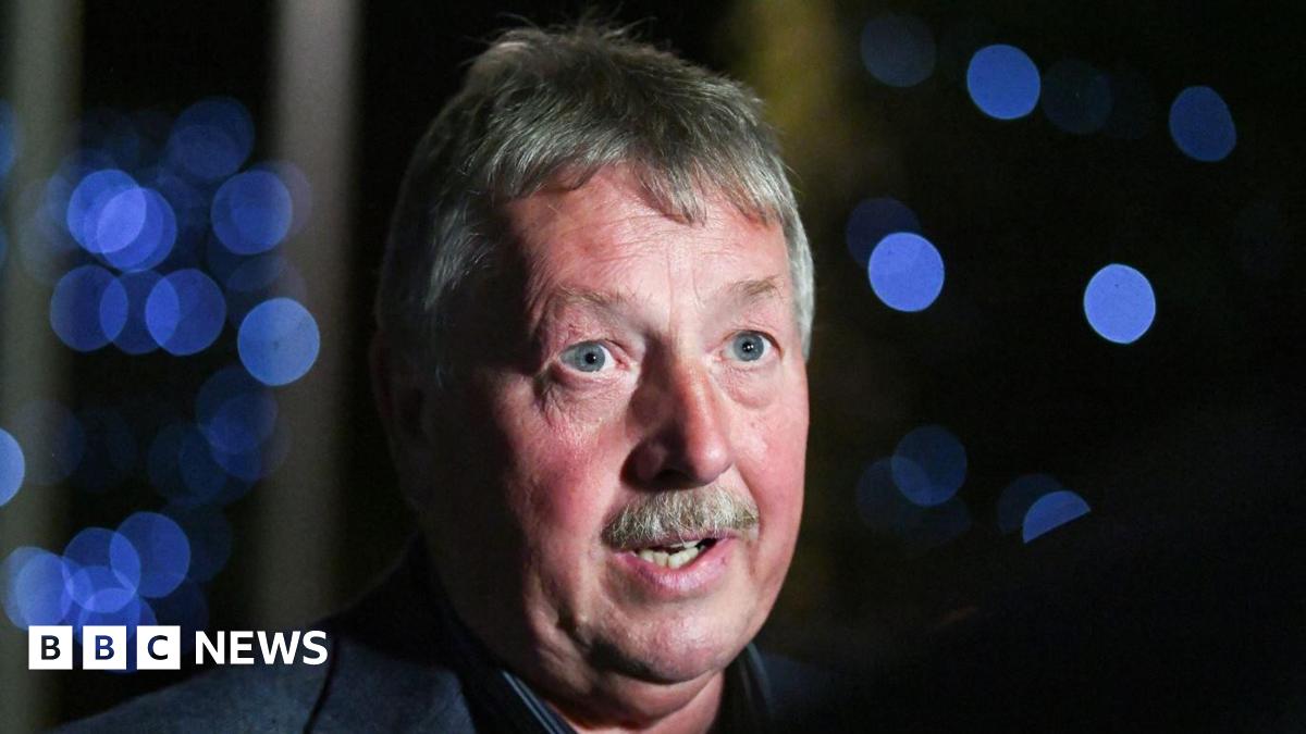 Sammy Wilson: DUP MP apologises for failing to declare trip - BBC News