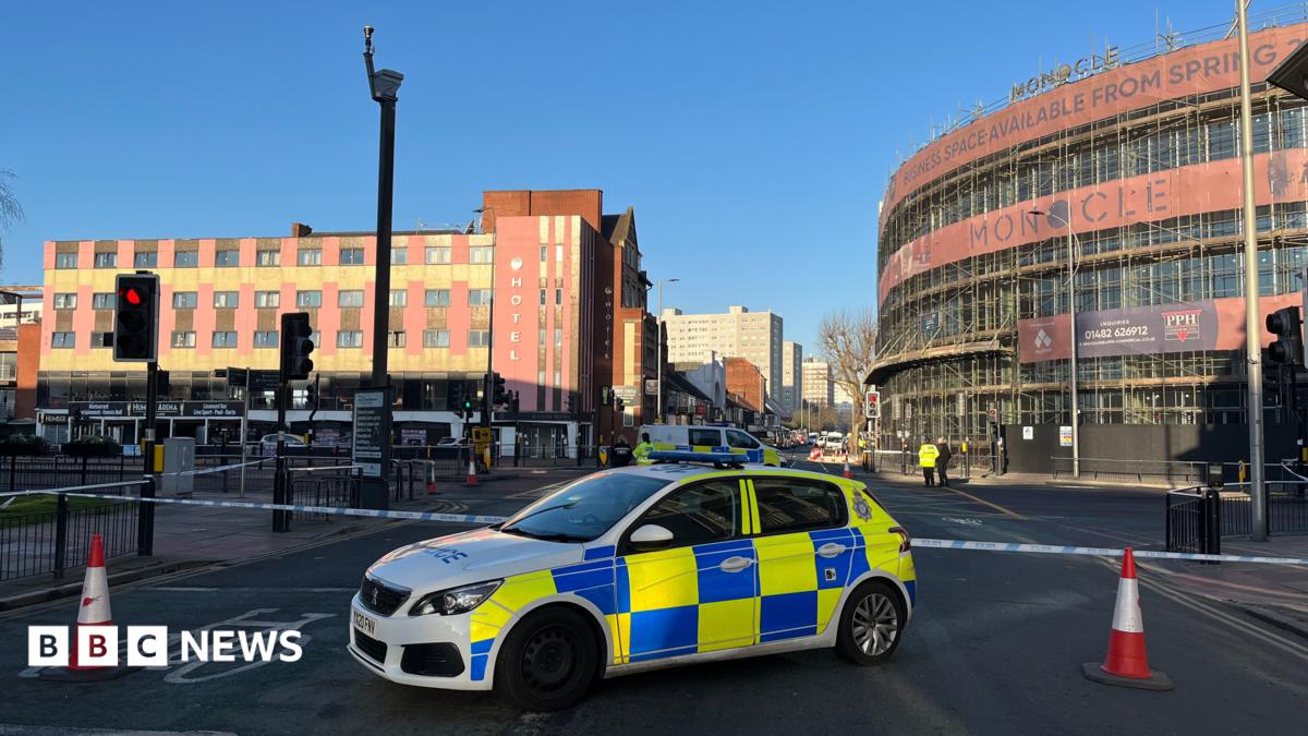 Hull city centre road closures: Arrest after rooftop incident - BBC News