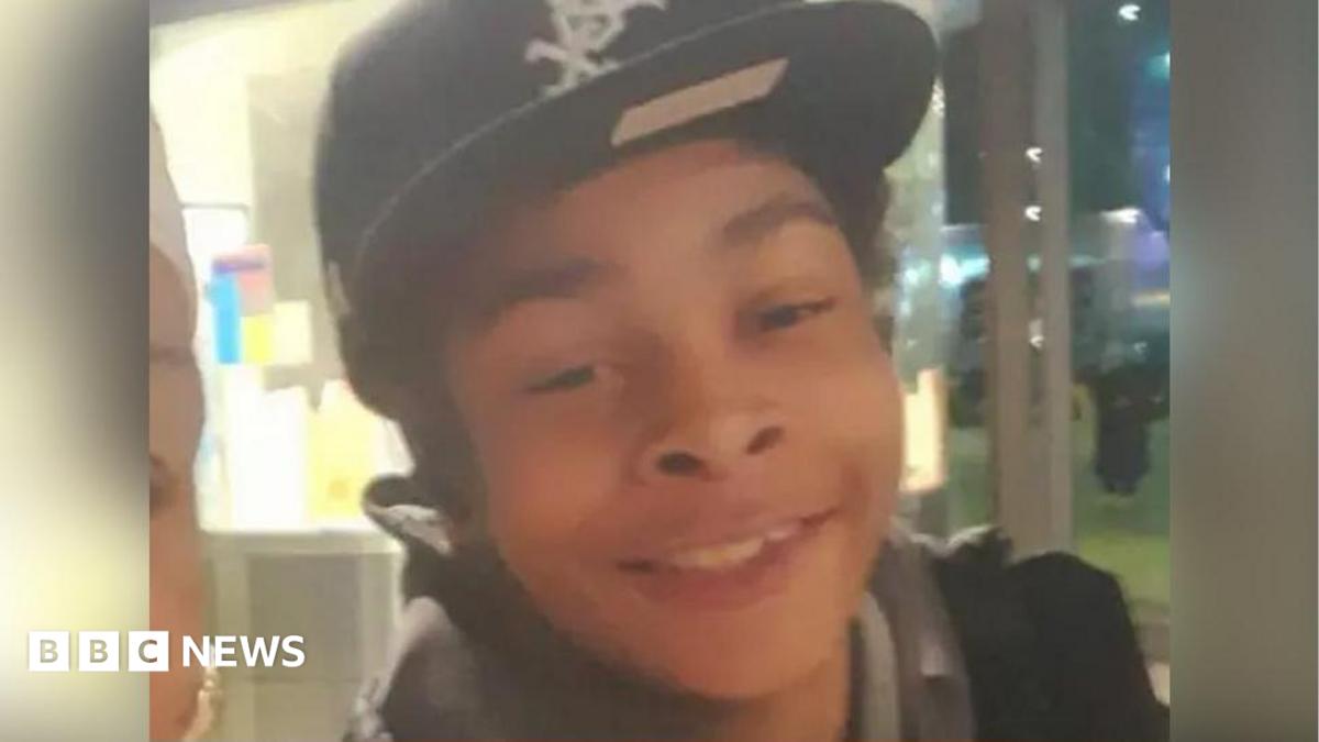 Woolwich: Vigil held for Kelyan Bokassa fatally stabbed on bus - BBC News