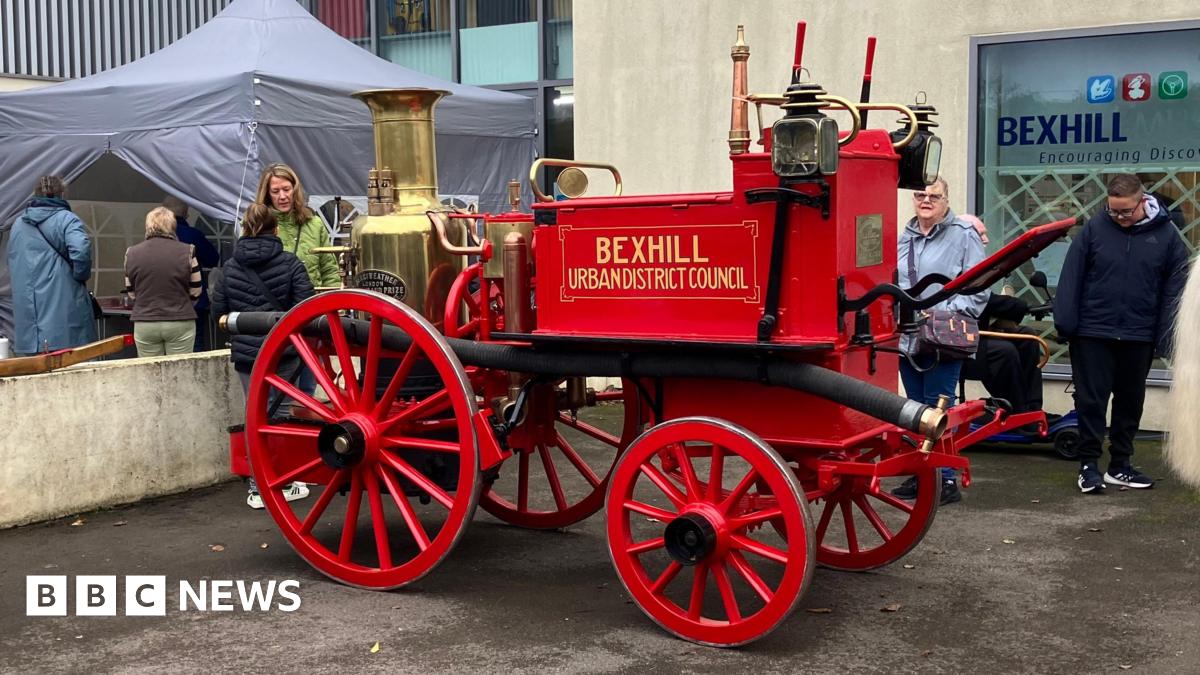 Old fire engine returns to Bexhill - BBC News