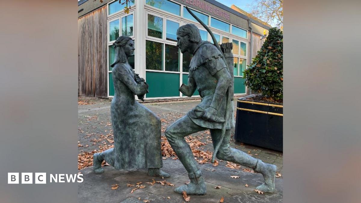 Edwinstowe: 'Iconic' village Robin Hood statue damaged - BBC News