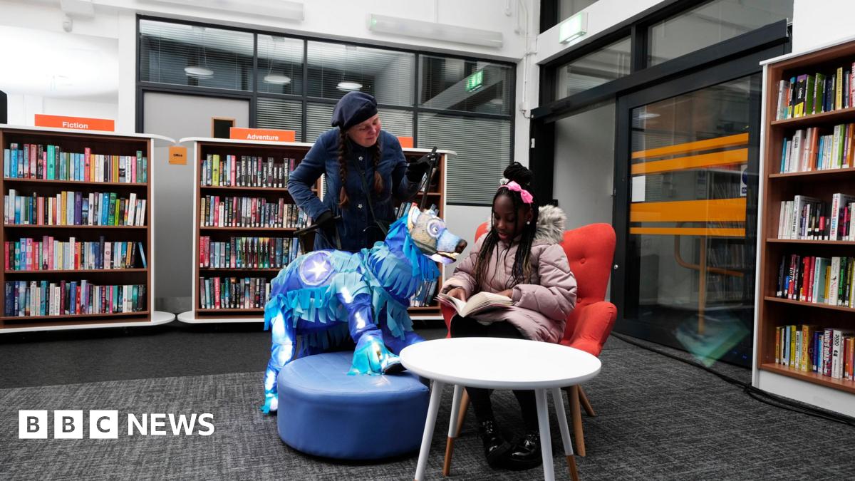 Rise in Bradford library usage despite cuts to hours - BBC News