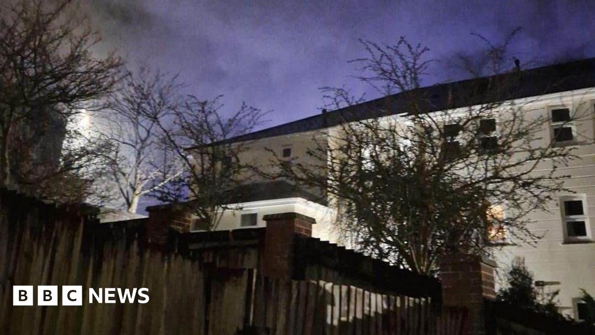 Fire breaks out in block of 37 flats in St Austell - BBC News