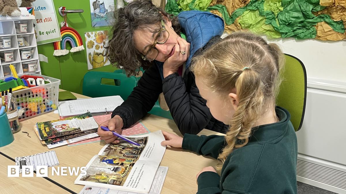Volunteers help children's literacy improve post pandemic - BBC News