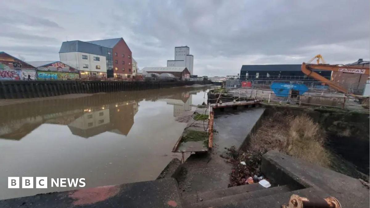 Arrests in search for men who went into River Hull after police chase ...