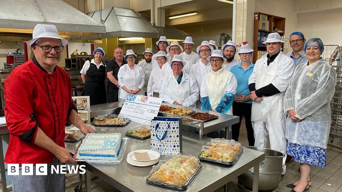 Lincoln chef marks 50 years of working in hospital kitchens - BBC News