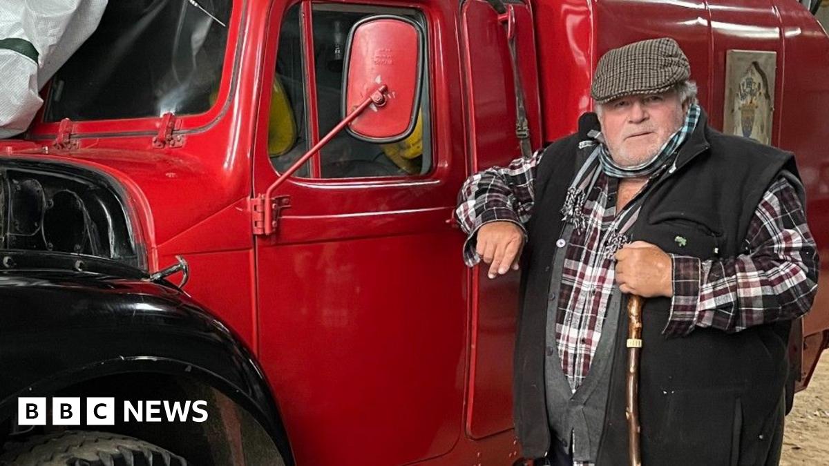 1950s Rolls Humber fire vehicle up for auction in Norfolk - BBC News