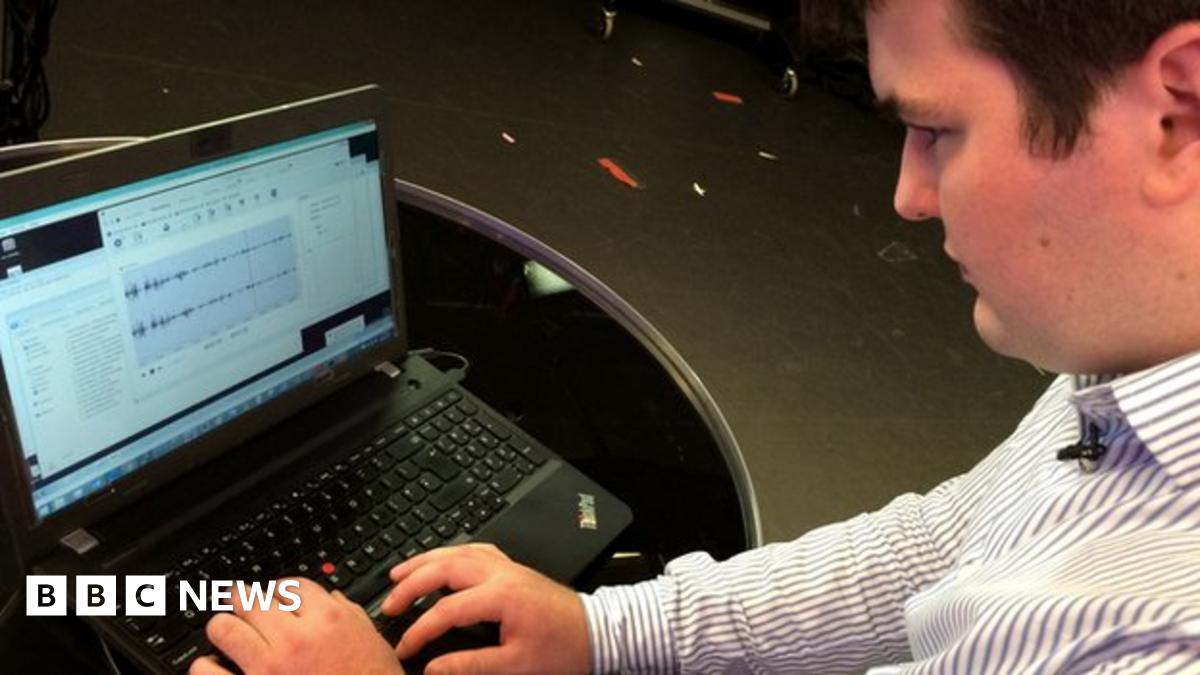 Spyware demo shows how spooks hack mobile phones - BBC News