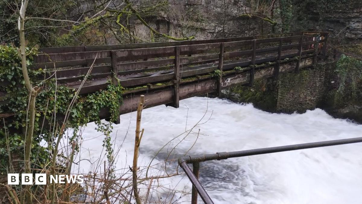 Charity launches appeal to help replace Peak District bridge - BBC News