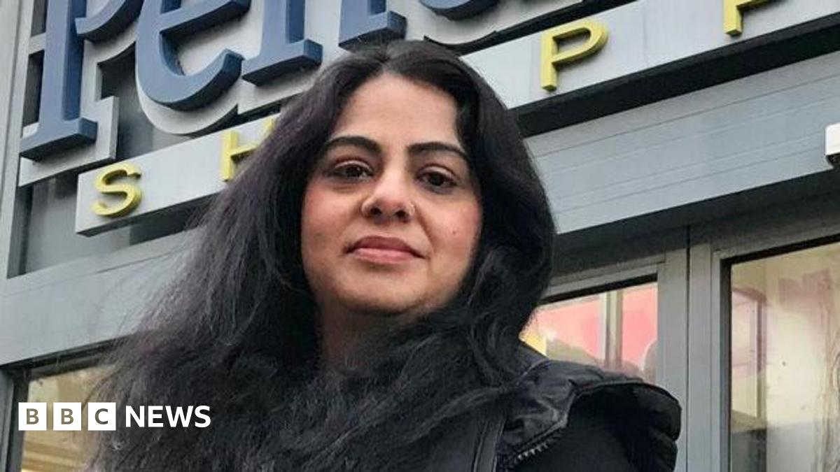 Mixed emotions as Pendle Rise shopping mall closes for demolition - BBC ...