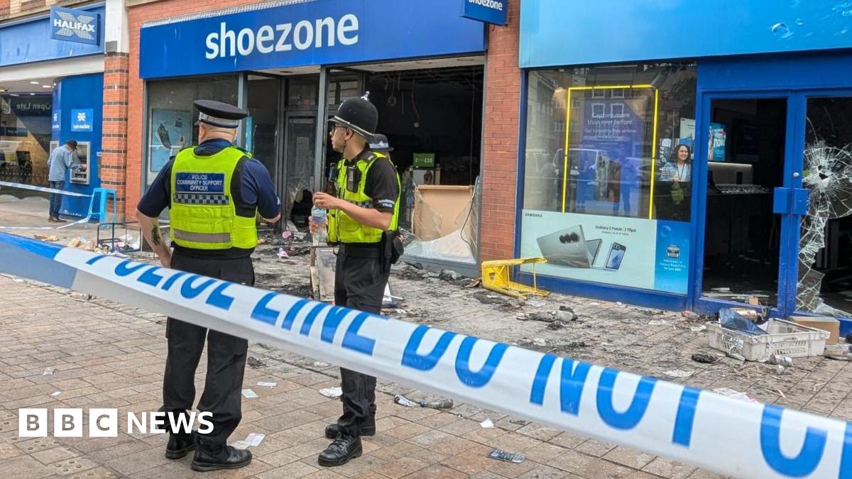 Hull man admits role in city centre violence - BBC News