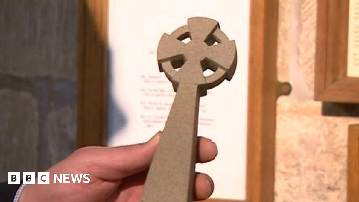 Replica Carne Cross given to South Korean war museum - BBC News