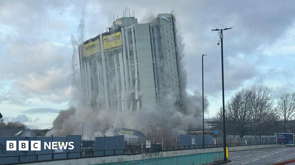 Newcastle: Hexham House tower block demolished - BBC News