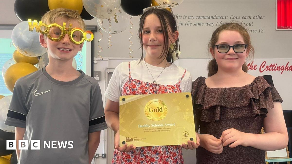 Cottingham Primary School strikes gold with mental health prize - BBC News