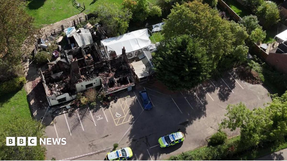 Man with crossbow dies and fire destroys Wootton pub - BBC News