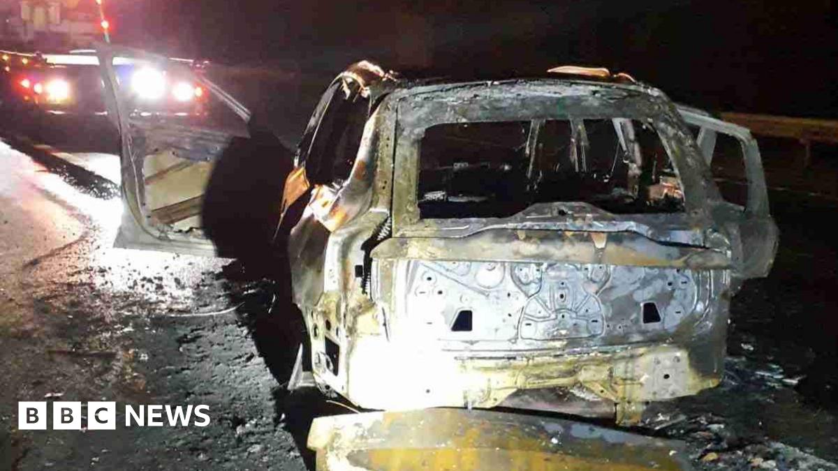 M11 lane closure by Cambridge to remain in place after car fire - BBC News
