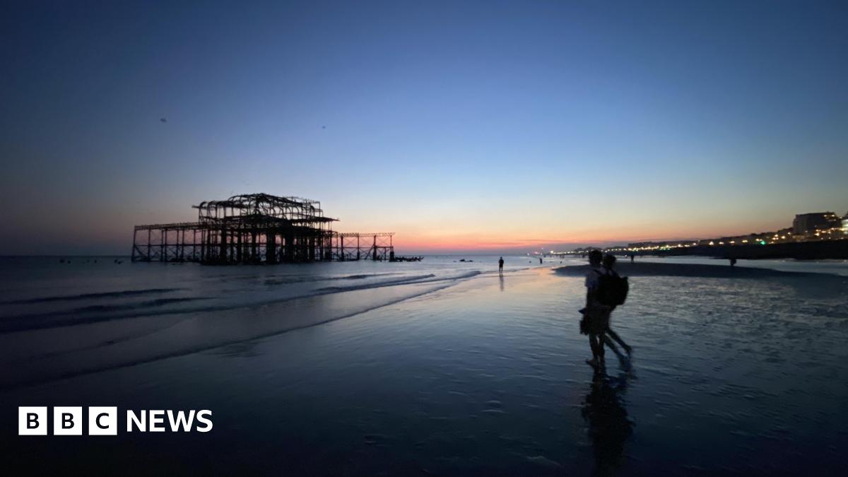 Sussex: What is causing the extreme tides along the coast? - BBC News