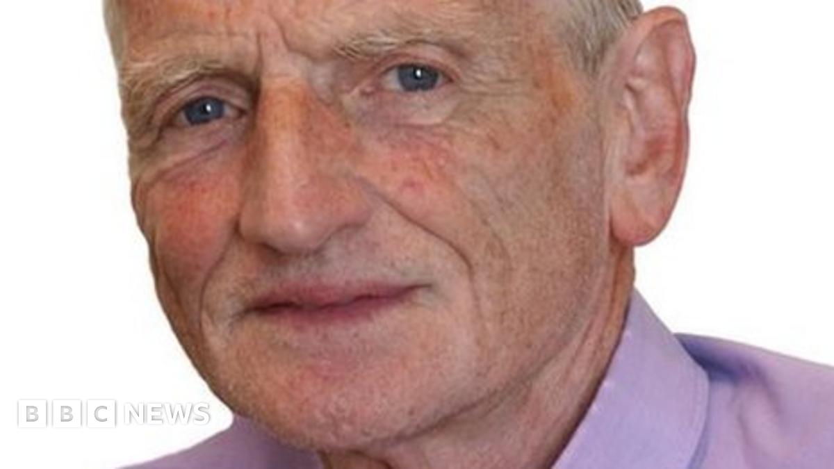 Tributes paid to Bristol Labour councillor Ron Stone - BBC News