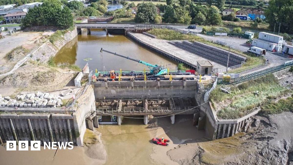 Somerset's Dunball Sluice Gate gets £10m refurbishment - BBC News