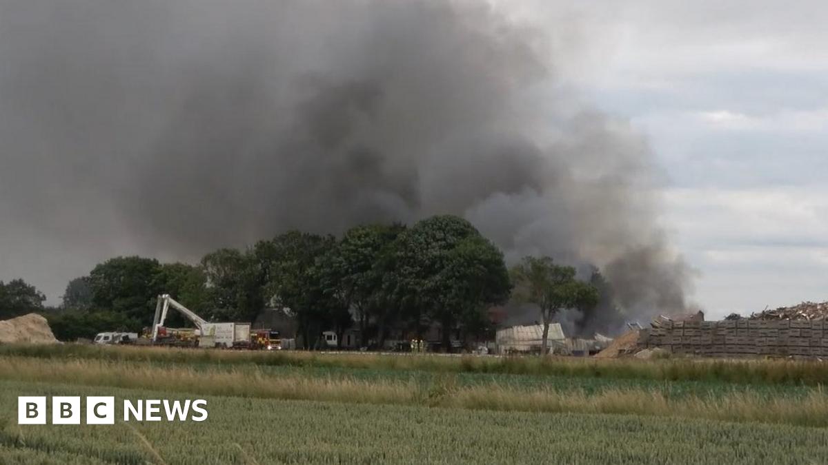 Fire crews tackle large agricultural blaze in Benington - BBC News