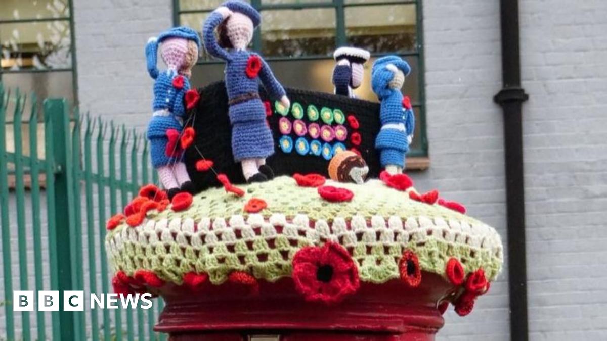 Yarn bomber knits WW2 secret workers for Remembrance Sunday - BBC News